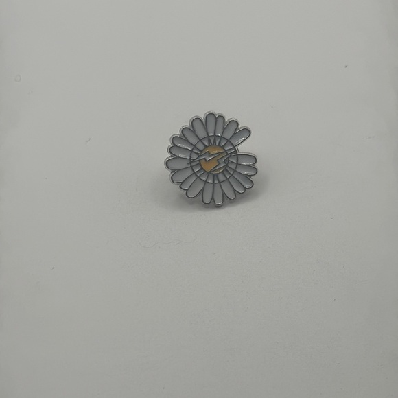 Accessories | Elegant Daisy Flower Pin | Poshmark
